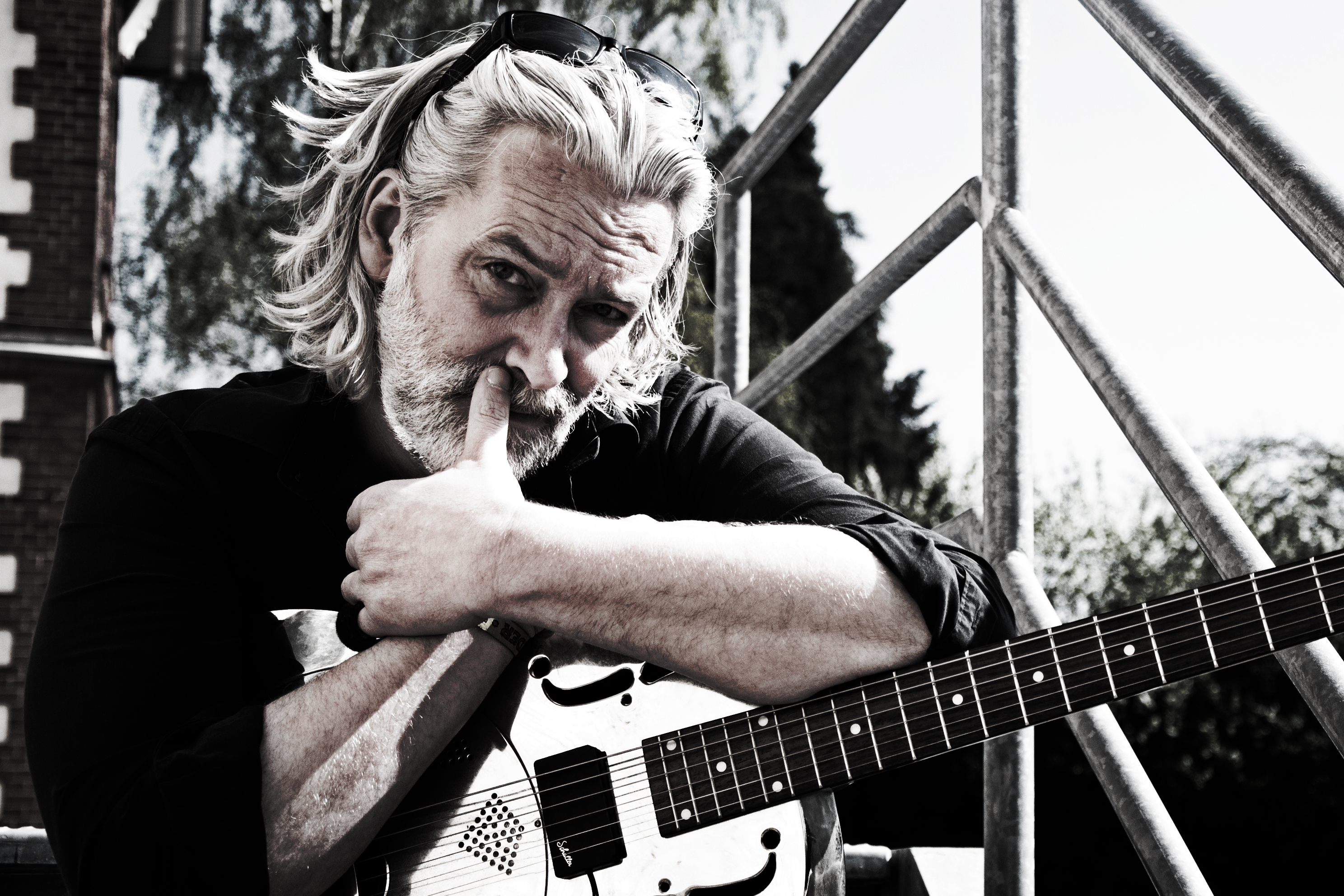 HERR SCHOEN - Singer & Songwriter